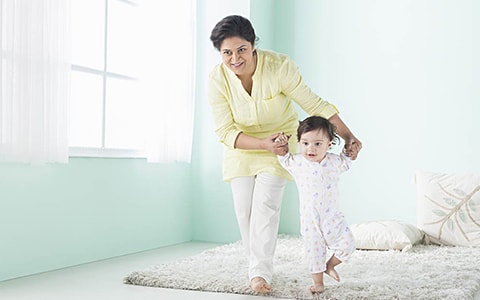 How to help baby to learn to walk